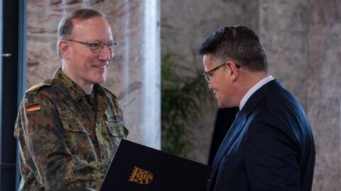 Brigadegeneral Olaf von Roeder erhält Hessischen Verdienstorden ...