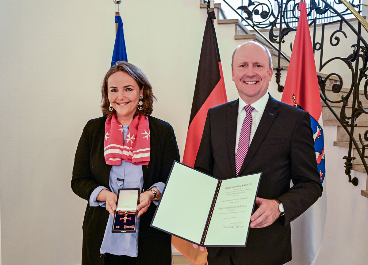 Verdienstkreuz am Bande für Vinciane Gräfin von Westphalen ...